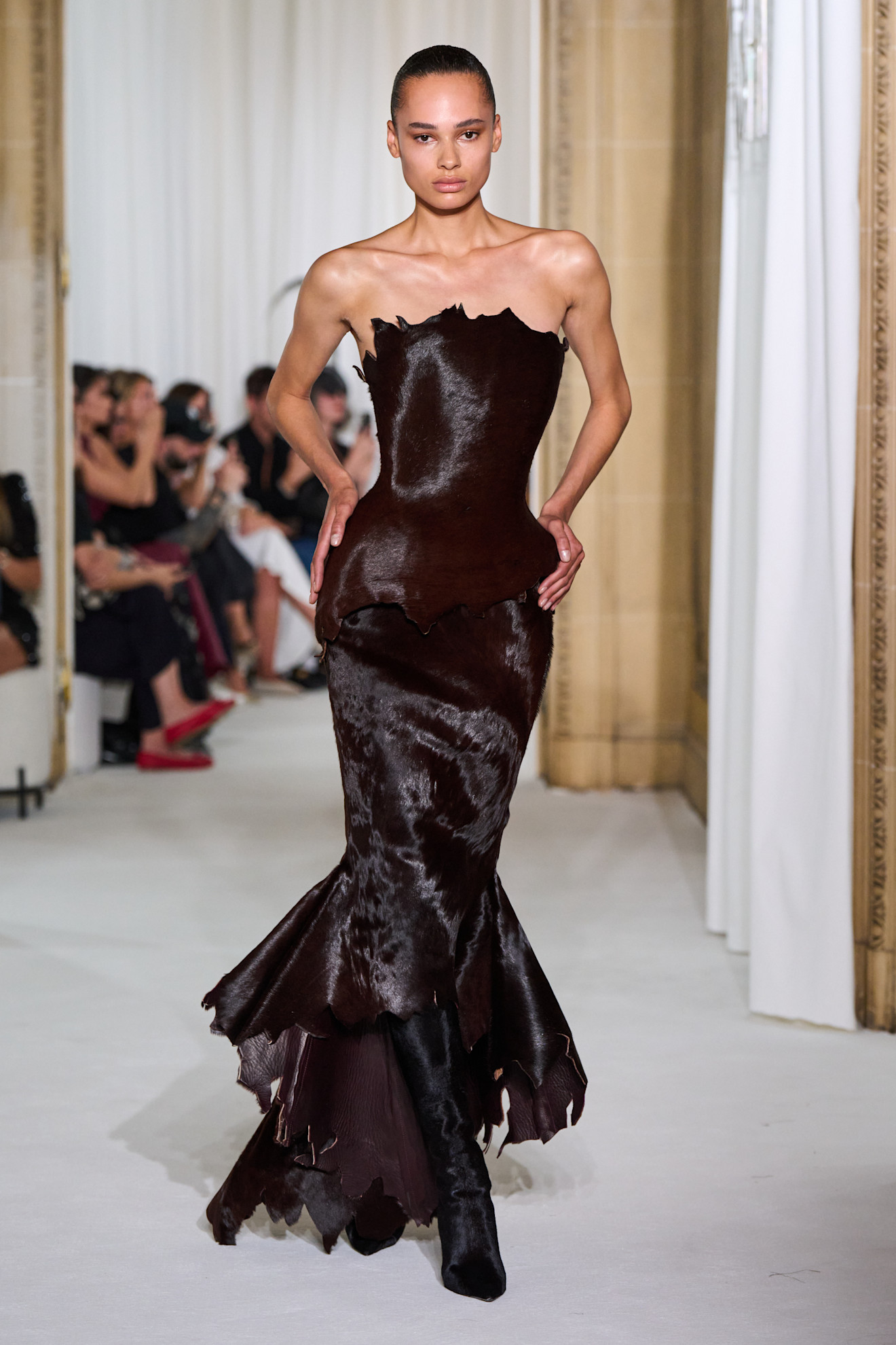 Ashi Studio خريف وشتاء 2025 للأزياء الراقية: عالم من الذكريات وفوضى شاعرية مُتقنة (فيديو) - مجلة هي